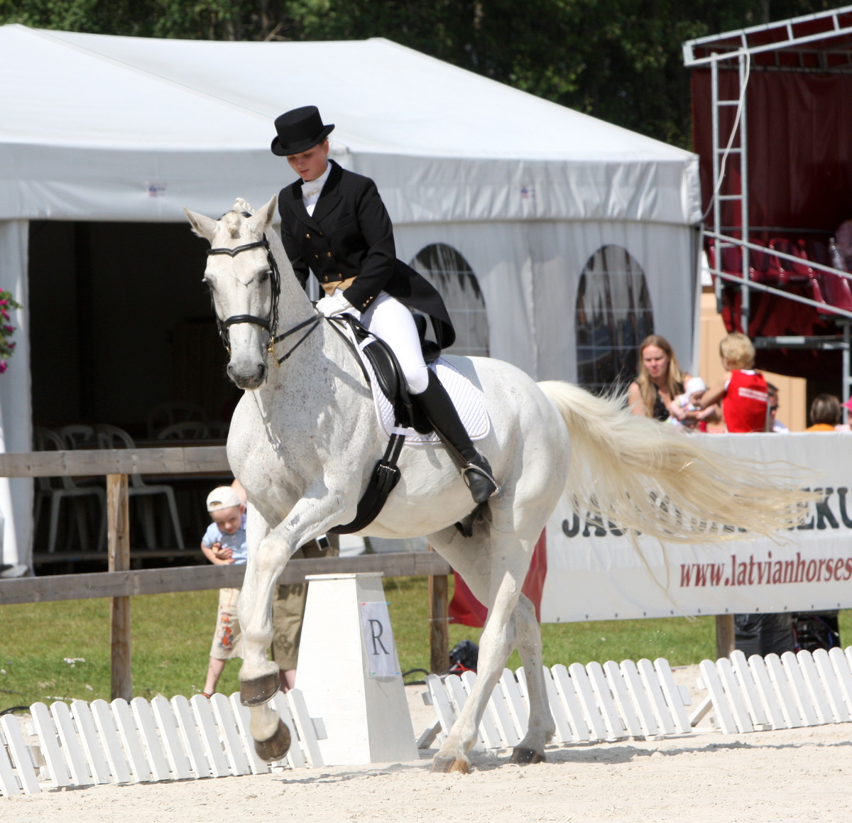 Foto: Skaistas meitenes un zirgi – Citi sporta veidi – Sportacentrs.com