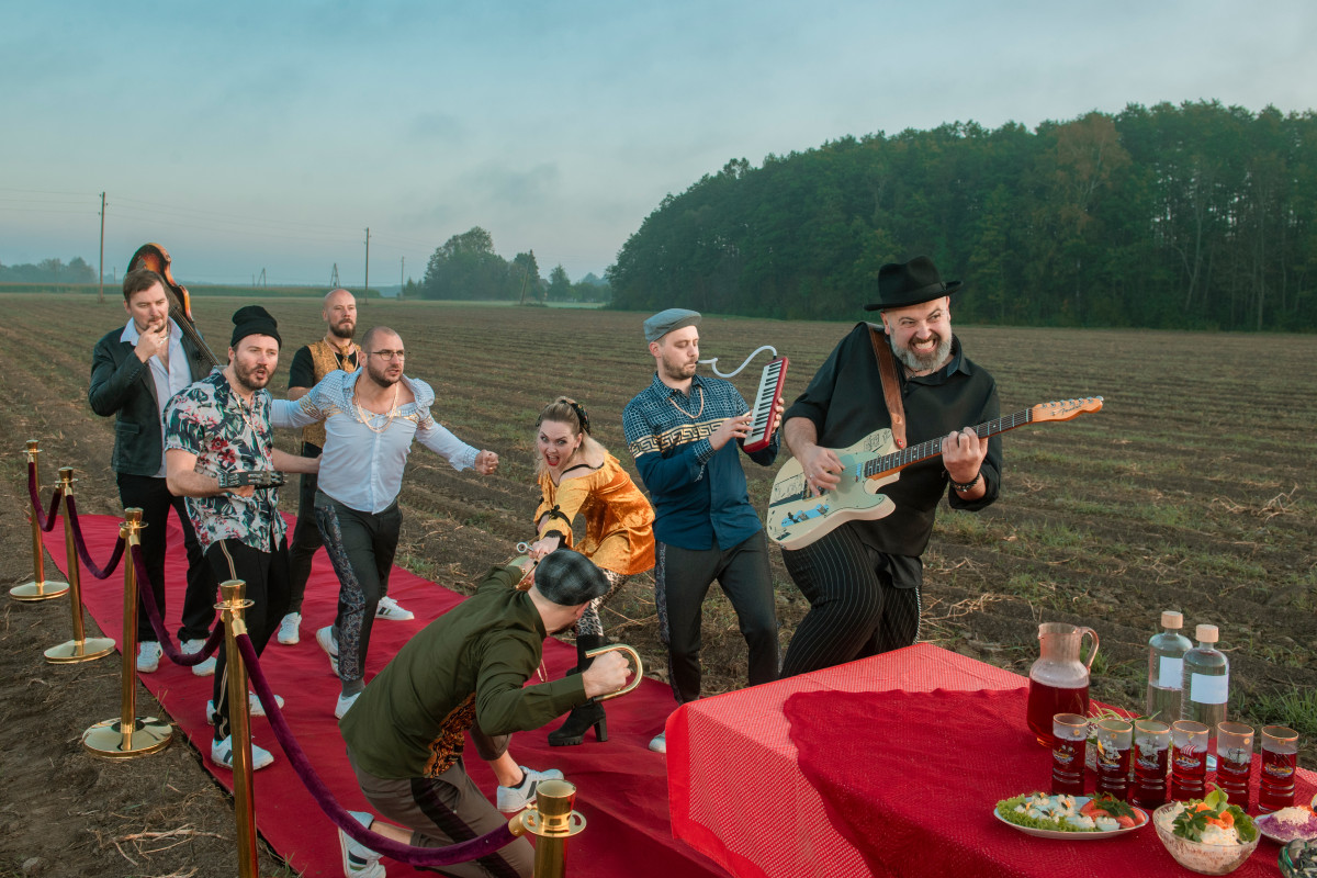 Video: “Very Cool People” piedāvā Vecgada svinību singlu – Kultūra ...