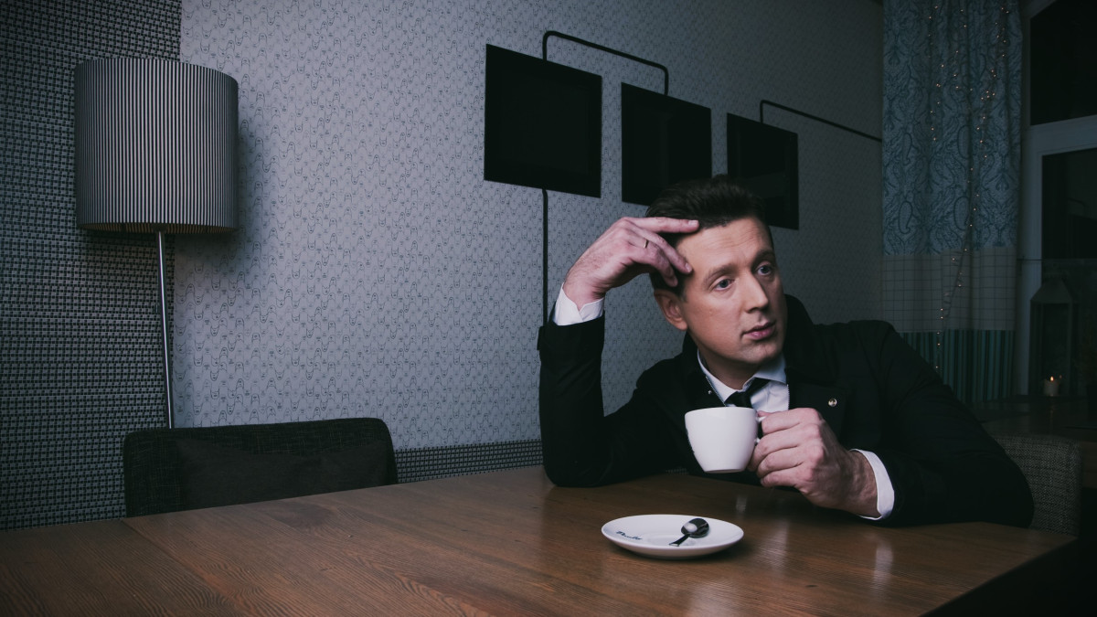 Video: Normunds Rutulis publisko jaunu dziesmu 80to gadu manierē ...