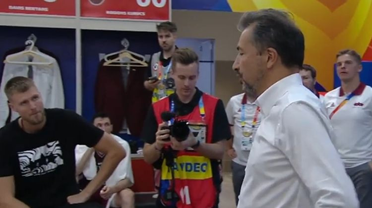 Video: Prieki un Banki uzruna Latvijas izlases ģērbtuvē pēc vēsturiskas ...